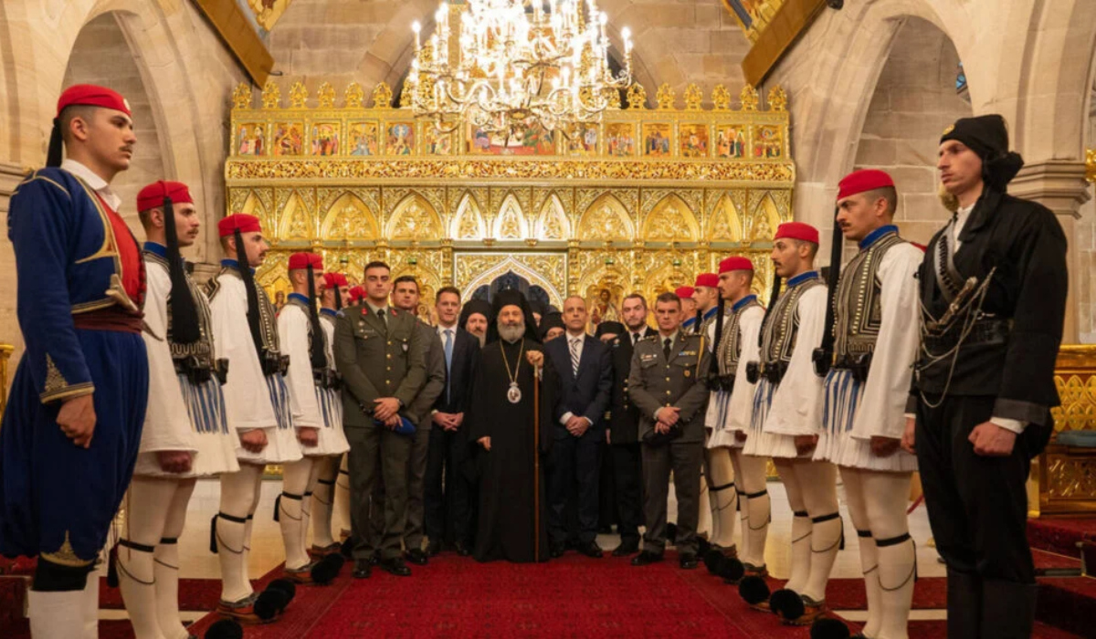 Ο Αρχιεπίσκοπος Αυστραλίας Μακάριος καλωσόρισε τους Εύζωνες στο Σύδνεϋ ...